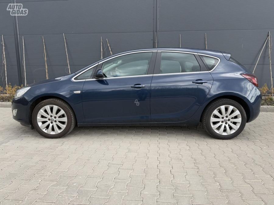 Blue Opel Astra 2010 in Vilnius, with an engine capacity of 1.40 L and mileage of 180 thousand km for 3900 €, photo 4 on AUTOMOTO.COM.LV