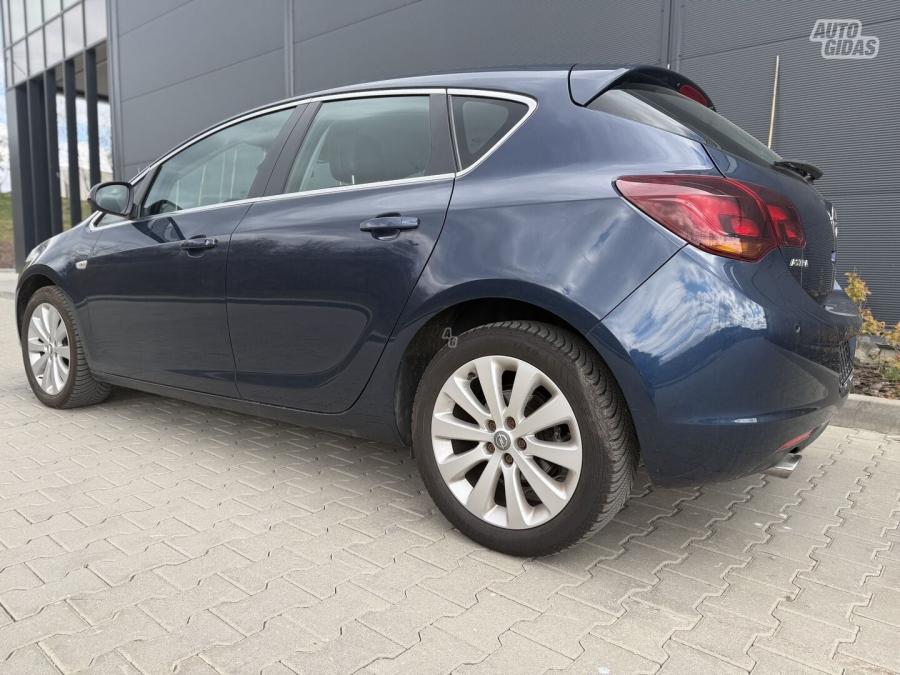 Blue Opel Astra 2010 in Vilnius, with an engine capacity of 1.40 L and mileage of 180 thousand km for 3900 €, photo 5 on AUTOMOTO.COM.LV