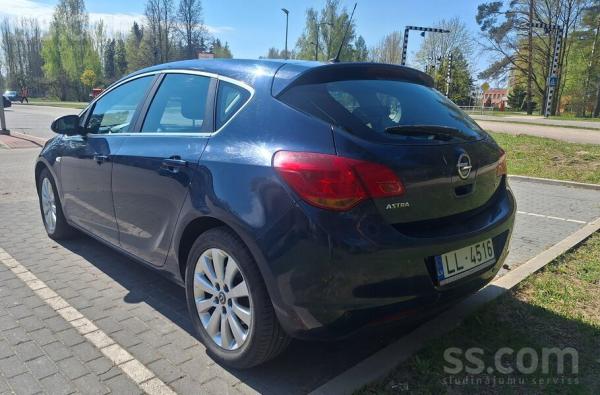 Zils Opel Astra 2010 Rīga, ar dzinēja tilpumu 1.70 L un nobraukumu 255 tūkst. km par 2850 €, foto 5 vietnē AUTOMOTO.COM.LV