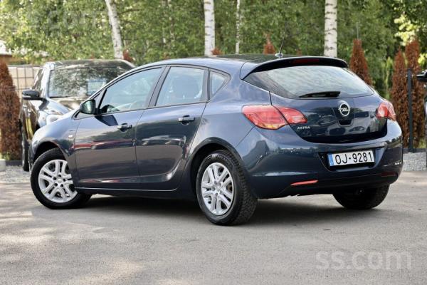 Blue Opel Astra 2010 in Jelgava, with an engine capacity of 1.60 L and mileage of 182 thousand km for 3750 €, photo 5 on AUTOMOTO.COM.LV