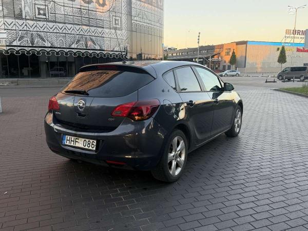 Blue Opel Astra 2010 in Kaunas, with an engine capacity of 1.69 L and mileage of 262 thousand km for 1790 €, photo 3 on AUTOMOTO.COM.LV