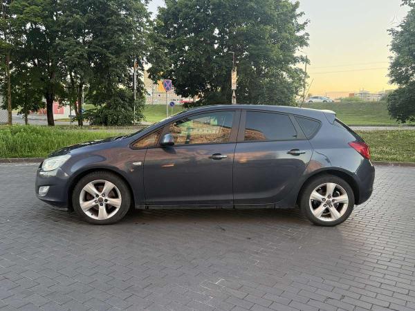 Blue Opel Astra 2010 in Kaunas, with an engine capacity of 1.69 L and mileage of 262 thousand km for 1790 €, photo 4 on AUTOMOTO.COM.LV