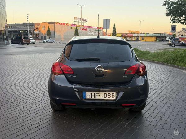 Blue Opel Astra 2010 in Kaunas, with an engine capacity of 1.69 L and mileage of 262 thousand km for 1790 €, photo 5 on AUTOMOTO.COM.LV