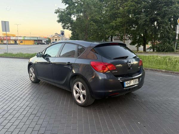 Blue Opel Astra 2010 in Kaunas, with an engine capacity of 1.69 L and mileage of 262 thousand km for 1790 €, photo 6 on AUTOMOTO.COM.LV