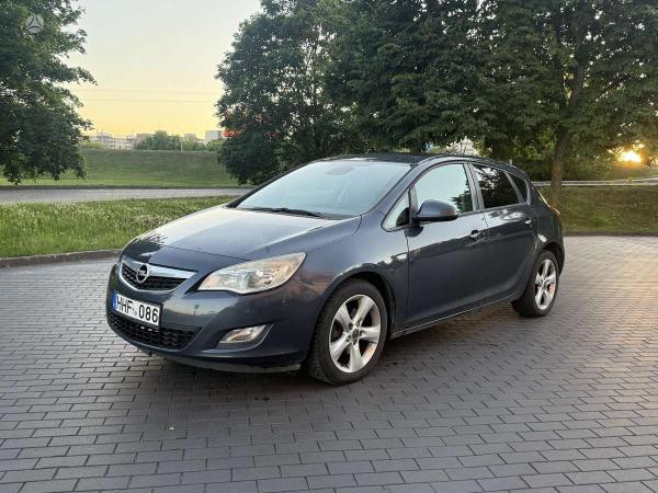 Blue Opel Astra 2010 in Kaunas, with an engine capacity of 1.69 L and mileage of 262 thousand km for 1790 €, photo 7 on AUTOMOTO.COM.LV