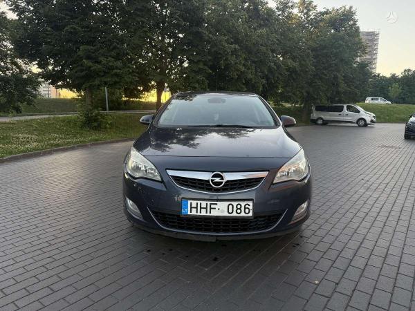 Blue Opel Astra 2010 in Kaunas, with an engine capacity of 1.69 L and mileage of 262 thousand km for 1790 €, photo 8 on AUTOMOTO.COM.LV