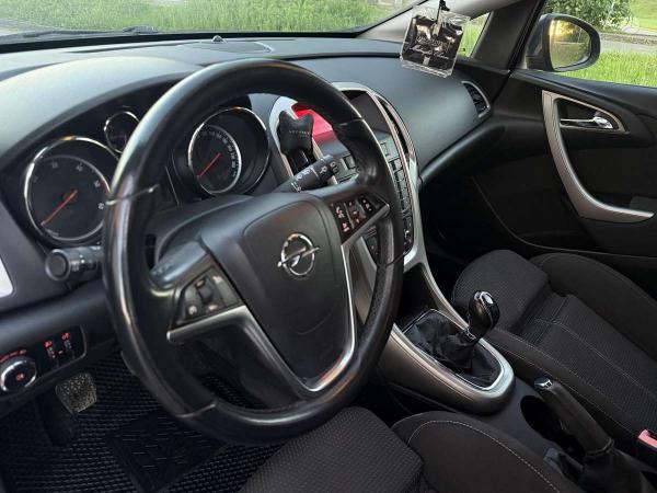 Blue Opel Astra 2010 in Kaunas, with an engine capacity of 1.69 L and mileage of 262 thousand km for 1790 €, photo 9 on AUTOMOTO.COM.LV