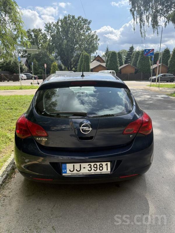 Zils Opel Astra 2010 Rīga, ar dzinēja tilpumu 1.70 L un nobraukumu 206 tūkst. km par 3100 €, foto 3 vietnē AUTOMOTO.COM.LV
