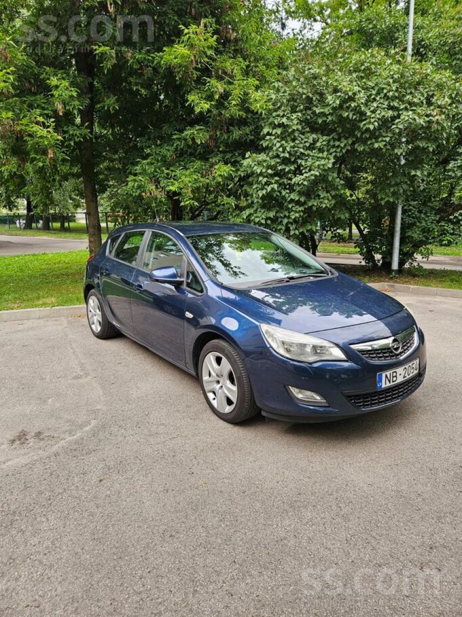 Blue Opel Astra 2010 in Riga, with an engine capacity of 1.40 L and mileage of 214 thousand km for 2500 €, photo 1 on AUTOMOTO.COM.LV