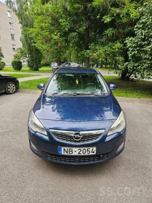 Blue Opel Astra 2010 in Riga, with an engine capacity of 1.40 L and mileage of 214 thousand km for 2500 €, photo 3 on AUTOMOTO.COM.LV