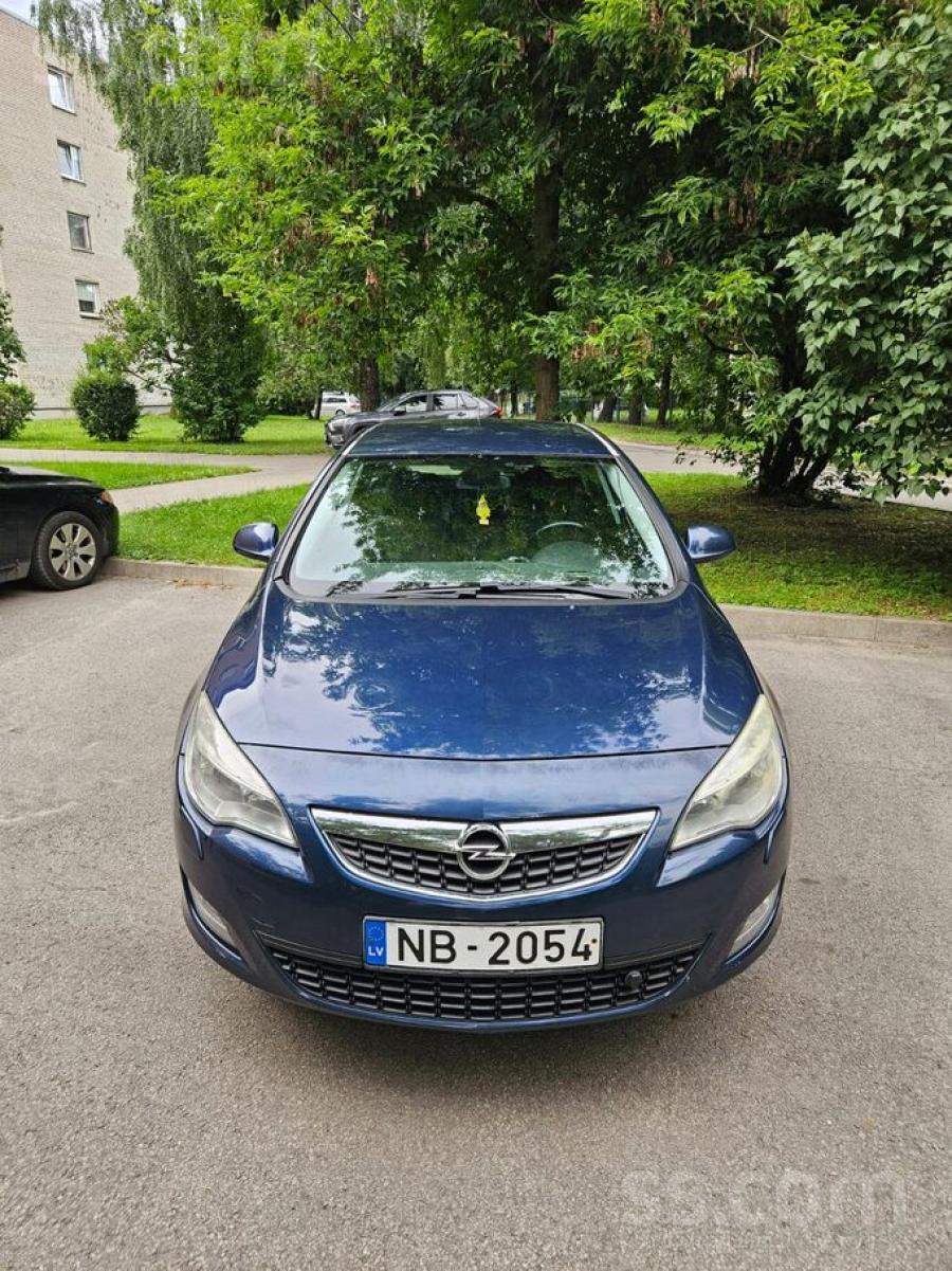 Blue Opel Astra 2010 in Riga, with an engine capacity of 1.40 L and mileage of 214 thousand km for 2500 €, photo 3 on AUTOMOTO.COM.LV