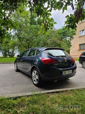 Blue Opel Astra 2010 in Riga, with an engine capacity of 1.40 L and mileage of 214 thousand km for 2500 €, photo 5 on AUTOMOTO.COM.LV