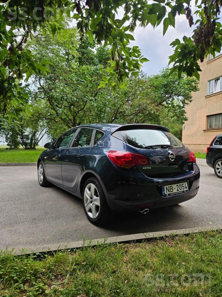 Blue Opel Astra 2010 in Riga, with an engine capacity of 1.40 L and mileage of 214 thousand km for 2500 €, photo 5 on AUTOMOTO.COM.LV