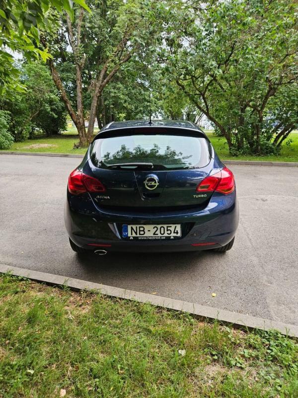 Blue Opel Astra 2010 in Riga, with an engine capacity of 1.40 L and mileage of 214 thousand km for 2500 €, photo 5 on AUTOMOTO.COM.LV