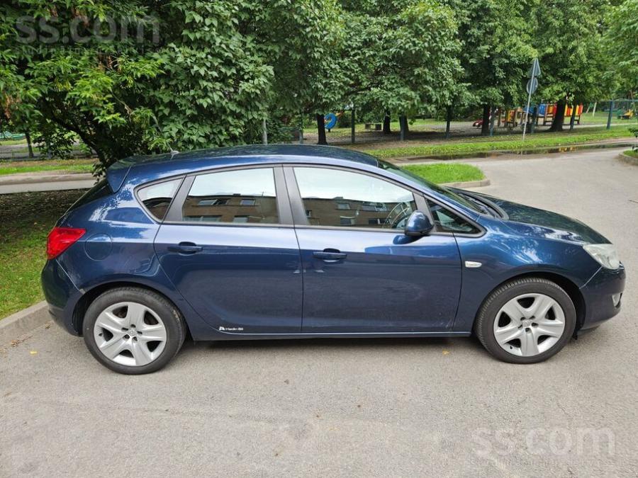 Blue Opel Astra 2010 in Riga, with an engine capacity of 1.40 L and mileage of 214 thousand km for 2500 €, photo 13 on AUTOMOTO.COM.LV
