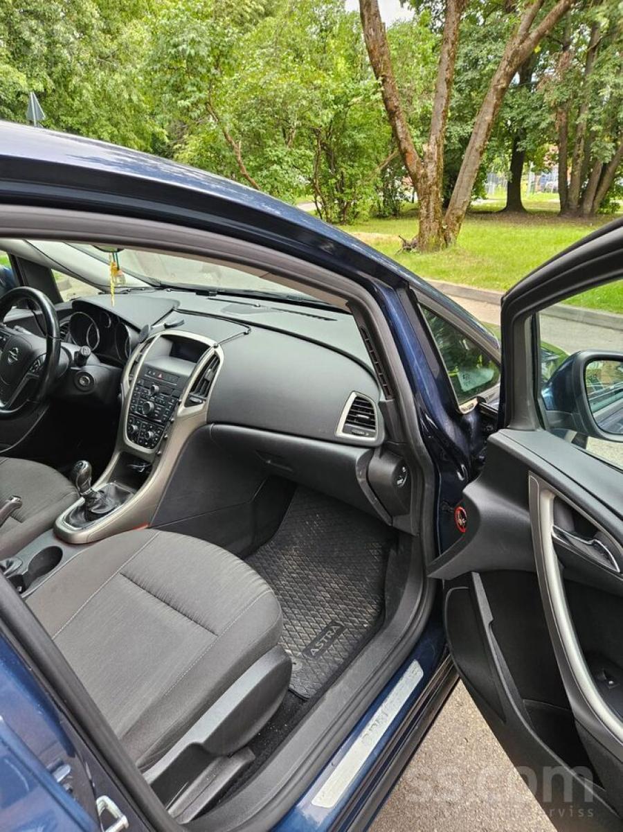 Blue Opel Astra 2010 in Riga, with an engine capacity of 1.40 L and mileage of 214 thousand km for 2500 €, photo 16 on AUTOMOTO.COM.LV