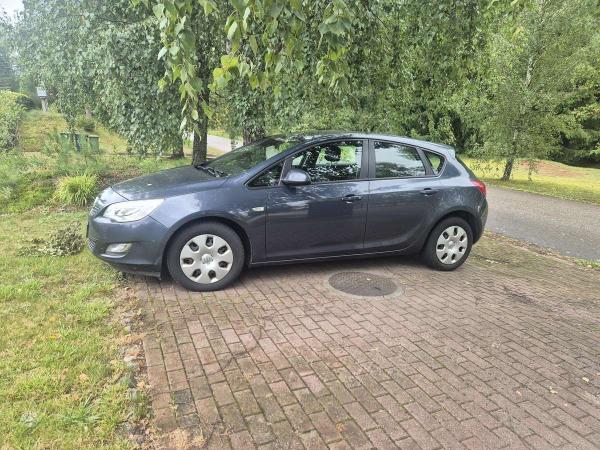 Blue Opel Astra 2010 in Vilnius, with an engine capacity of 1.69 L and mileage of 234 thousand km for 1800 €, photo 1 on AUTOMOTO.COM.LV