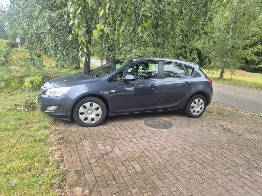 Blue Opel Astra 2010 in Vilnius, with an engine capacity of 1.69 L and mileage of 234 thousand km for 1800 €, photo 1 on AUTOMOTO.COM.LV