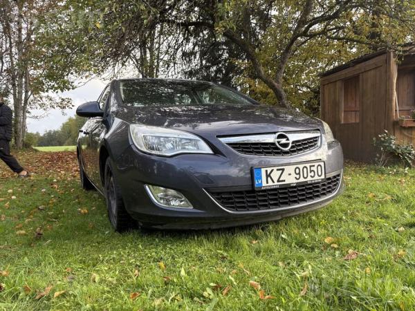 Blue Opel Astra 2010 in Tukums, with an engine capacity of 1.70 L and mileage of 367 thousand km for 2000 €, photo 3 on AUTOMOTO.COM.LV