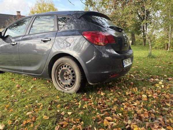 Blue Opel Astra 2010 in Tukums, with an engine capacity of 1.70 L and mileage of 367 thousand km for 2000 €, photo 4 on AUTOMOTO.COM.LV