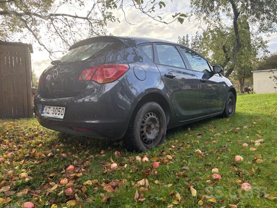 Zils Opel Astra 2010 Tukums, ar dzinēja tilpumu 1.70 L un nobraukumu 367 tūkst. km par 2000 €, foto 5 vietnē AUTOMOTO.COM.LV