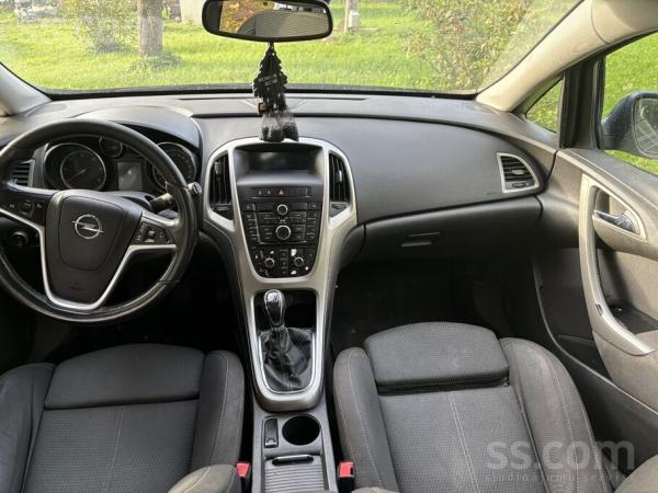 Blue Opel Astra 2010 in Tukums, with an engine capacity of 1.70 L and mileage of 367 thousand km for 2000 €, photo 8 on AUTOMOTO.COM.LV