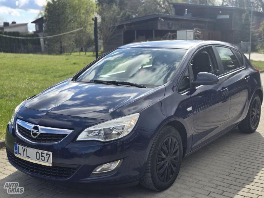 Blue Opel Astra 2011 in Vilnius, with an engine capacity of 1.30 L and mileage of 214 thousand km for 2600 €, photo 1 on AUTOMOTO.COM.LV