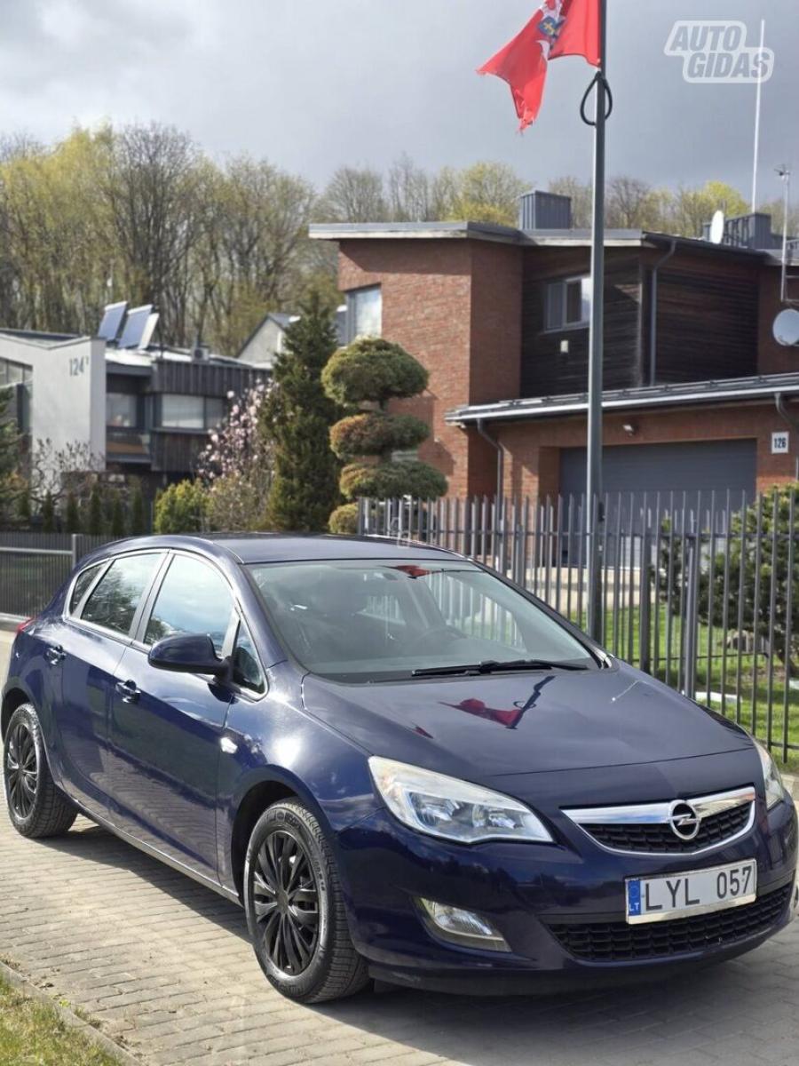 Blue Opel Astra 2011 in Vilnius, with an engine capacity of 1.30 L and mileage of 214 thousand km for 2600 €, photo 3 on AUTOMOTO.COM.LV