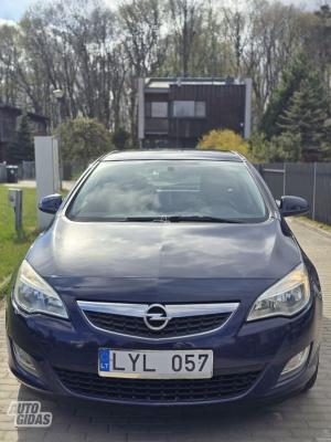 Blue Opel Astra 2011 in Vilnius, with an engine capacity of 1.30 L and mileage of 214 thousand km for 2600 €, photo 4 on AUTOMOTO.COM.LV