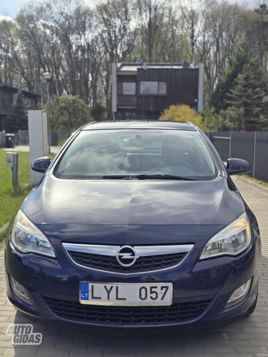 Blue Opel Astra 2011 in Vilnius, with an engine capacity of 1.30 L and mileage of 214 thousand km for 2600 €, photo 4 on AUTOMOTO.COM.LV