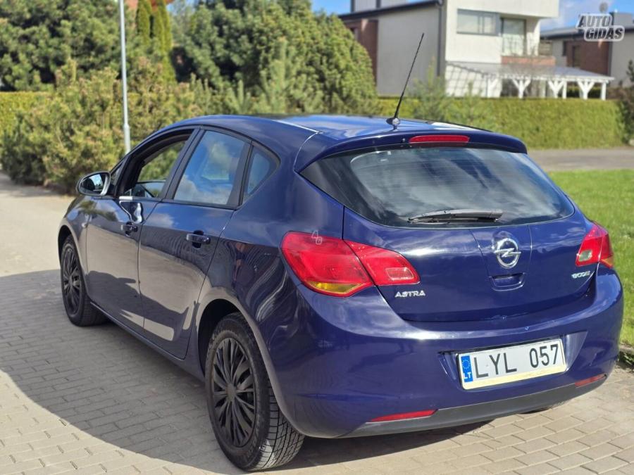 Blue Opel Astra 2011 in Vilnius, with an engine capacity of 1.30 L and mileage of 214 thousand km for 2600 €, photo 5 on AUTOMOTO.COM.LV