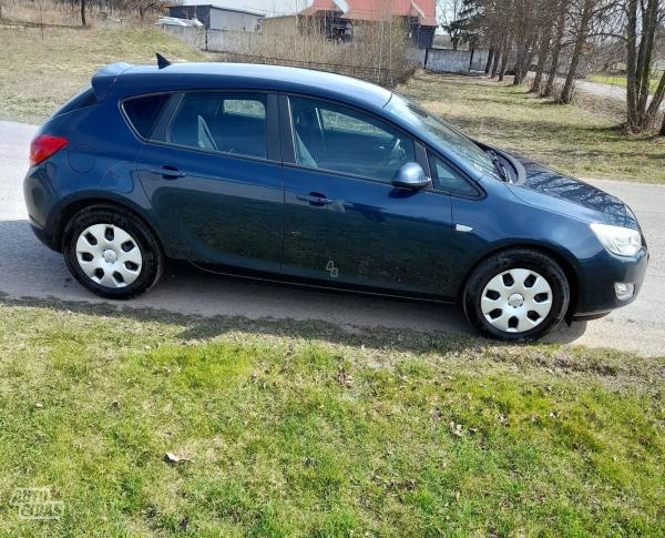 Blue Opel Astra 2011 in Panevezys, with an engine capacity of 1.70 L and mileage of 233 thousand km for 2700 €, photo 1 on AUTOMOTO.COM.LV