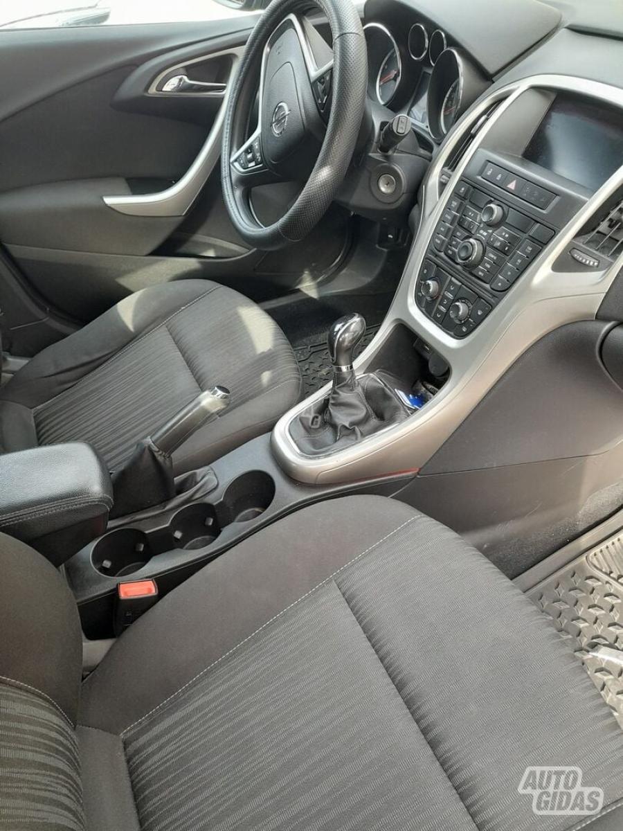 Blue Opel Astra 2011 in Panevezys, with an engine capacity of 1.70 L and mileage of 233 thousand km for 2700 €, photo 6 on AUTOMOTO.COM.LV