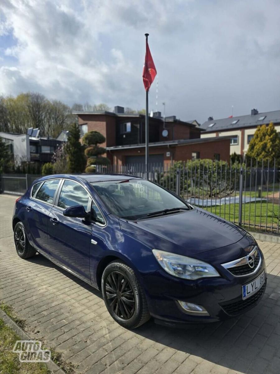 Blue Opel Astra 2011 in Vilnius, with an engine capacity of 1.30 L and mileage of 214 thousand km for 2150 €, photo 3 on AUTOMOTO.COM.LV