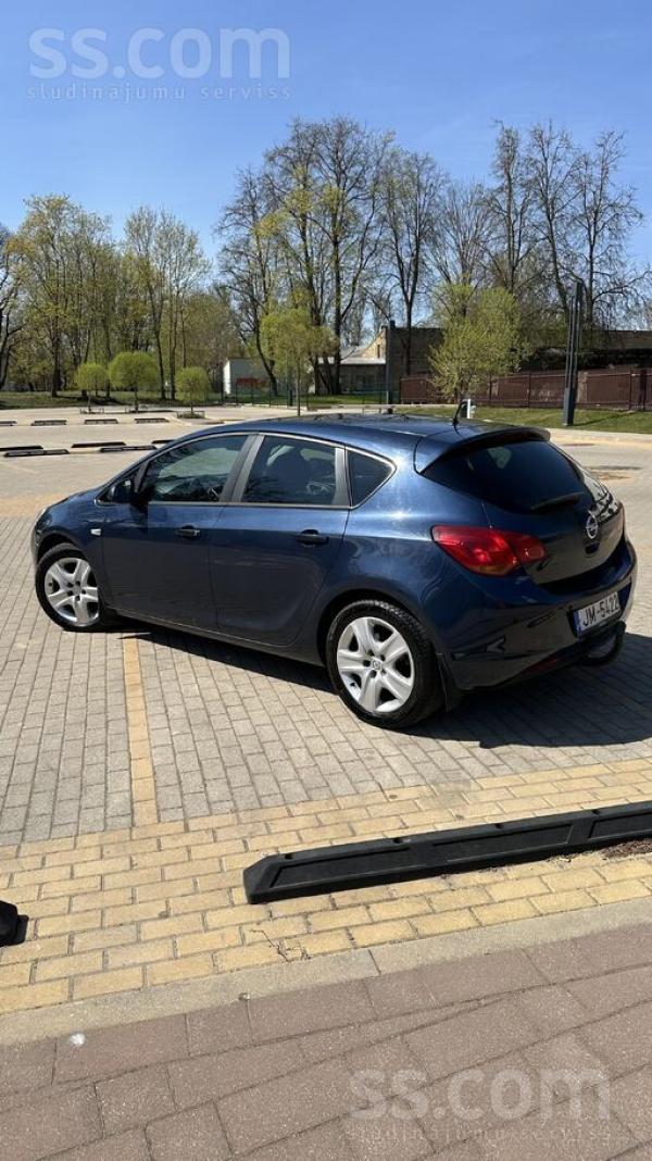 Zils Opel Astra 2011 Rīga, ar dzinēja tilpumu 1.70 L un nobraukumu 286 tūkst. km par 2900 €, foto 4 vietnē AUTOMOTO.COM.LV