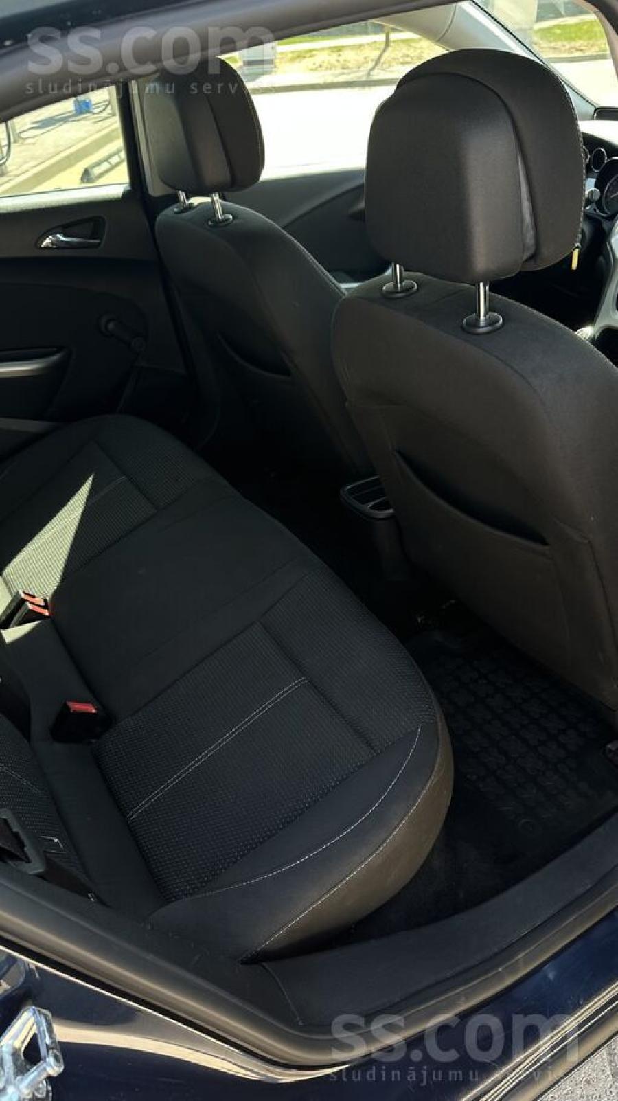 Zils Opel Astra 2011 Rīga, ar dzinēja tilpumu 1.70 L un nobraukumu 286 tūkst. km par 2900 €, foto 9 vietnē AUTOMOTO.COM.LV