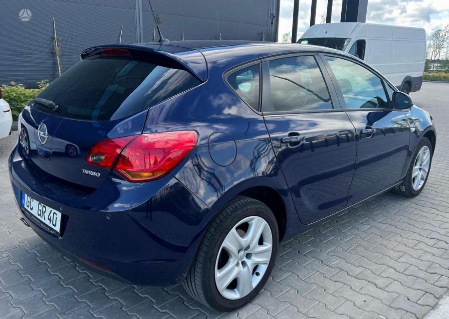 Zils Opel Astra 2011 Viļņa, ar dzinēja tilpumu 1.40 L un nobraukumu 237 tūkst. km par 3800 €, foto 4 vietnē AUTOMOTO.COM.LV