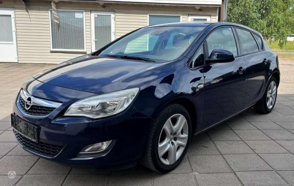 Blue Opel Astra 2011 in Vilnius, with an engine capacity of 1.40 L and mileage of 237 thousand km for 3450 €, photo 1 on AUTOMOTO.COM.LV