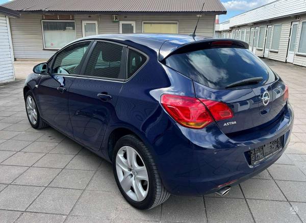 Blue Opel Astra 2011 in Vilnius, with an engine capacity of 1.40 L and mileage of 237 thousand km for 3450 €, photo 3 on AUTOMOTO.COM.LV