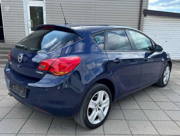 Blue Opel Astra 2011 in Vilnius, with an engine capacity of 1.40 L and mileage of 237 thousand km for 3450 €, photo 4 on AUTOMOTO.COM.LV