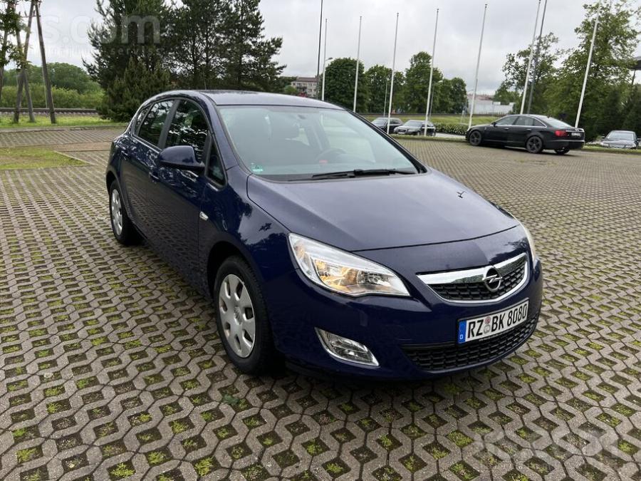 Zils Opel Astra 2011 Cēsis, ar dzinēja tilpumu 1.40 L un nobraukumu 223 tūkst. km par 3500 €, foto 1 vietnē AUTOMOTO.COM.LV