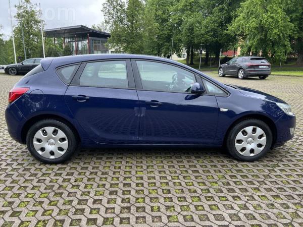 Blue Opel Astra 2011 in Cesis, with an engine capacity of 1.40 L and mileage of 223 thousand km for 3500 €, photo 2 on AUTOMOTO.COM.LV