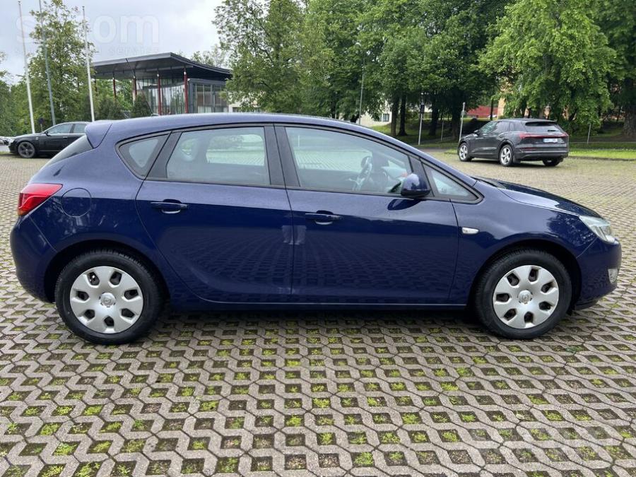 Zils Opel Astra 2011 Cēsis, ar dzinēja tilpumu 1.40 L un nobraukumu 223 tūkst. km par 3500 €, foto 3 vietnē AUTOMOTO.COM.LV
