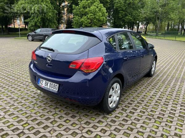 Blue Opel Astra 2011 in Cesis, with an engine capacity of 1.40 L and mileage of 223 thousand km for 3500 €, photo 3 on AUTOMOTO.COM.LV