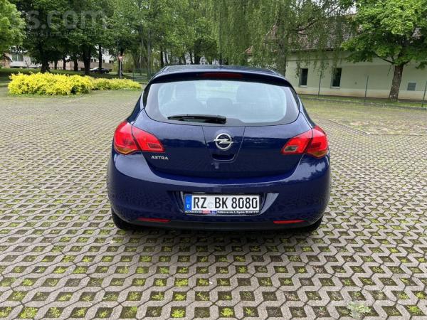Blue Opel Astra 2011 in Cesis, with an engine capacity of 1.40 L and mileage of 223 thousand km for 3500 €, photo 4 on AUTOMOTO.COM.LV