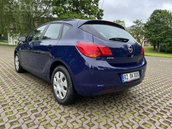 Blue Opel Astra 2011 in Cesis, with an engine capacity of 1.40 L and mileage of 223 thousand km for 3500 €, photo 5 on AUTOMOTO.COM.LV