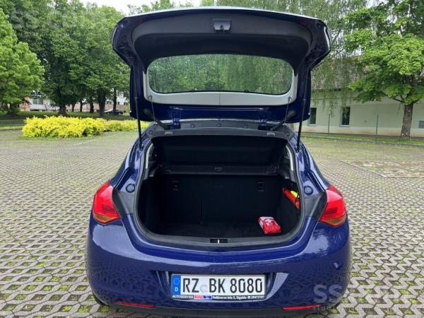 Blue Opel Astra 2011 in Cesis, with an engine capacity of 1.40 L and mileage of 223 thousand km for 3500 €, photo 9 on AUTOMOTO.COM.LV