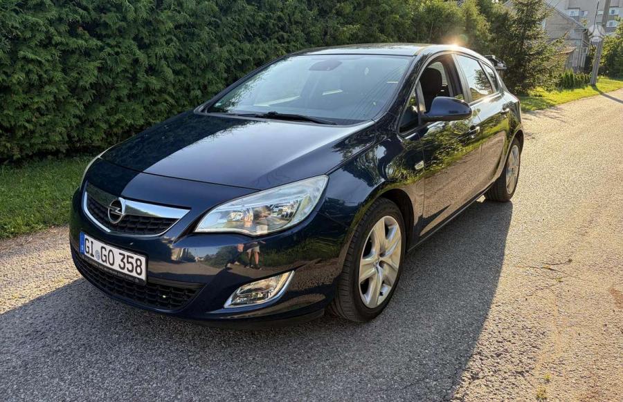 Blue Opel Astra 2011 in Vilkaviskis, with an engine capacity of 1.25 L and mileage of 220 thousand km for 3000 €, photo 1 on AUTOMOTO.COM.LV