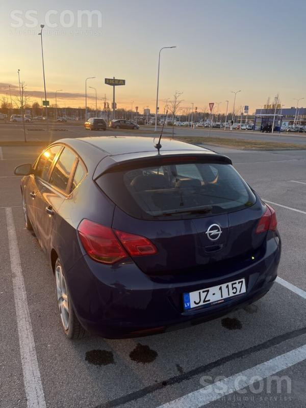 Zils Opel Astra 2011 Rīga, ar dzinēja tilpumu 1.70 L un nobraukumu 339 tūkst. km par 1500 €, foto 3 vietnē AUTOMOTO.COM.LV