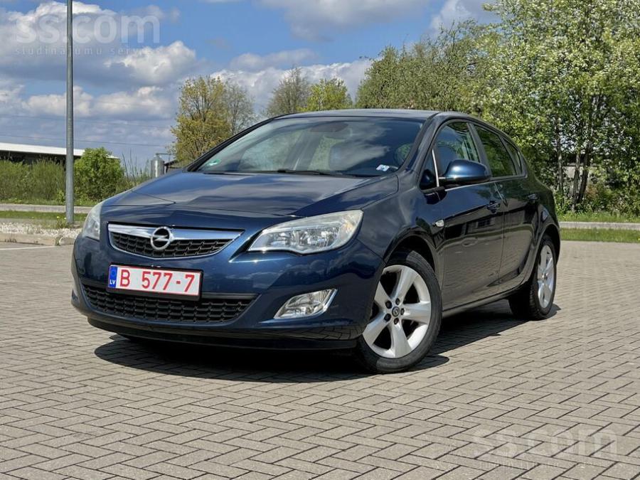 Blue Opel Astra 2012 in Cesis, with an engine capacity of 1.40 L and mileage of 275 thousand km for 4200 €, photo 1 on AUTOMOTO.COM.LV